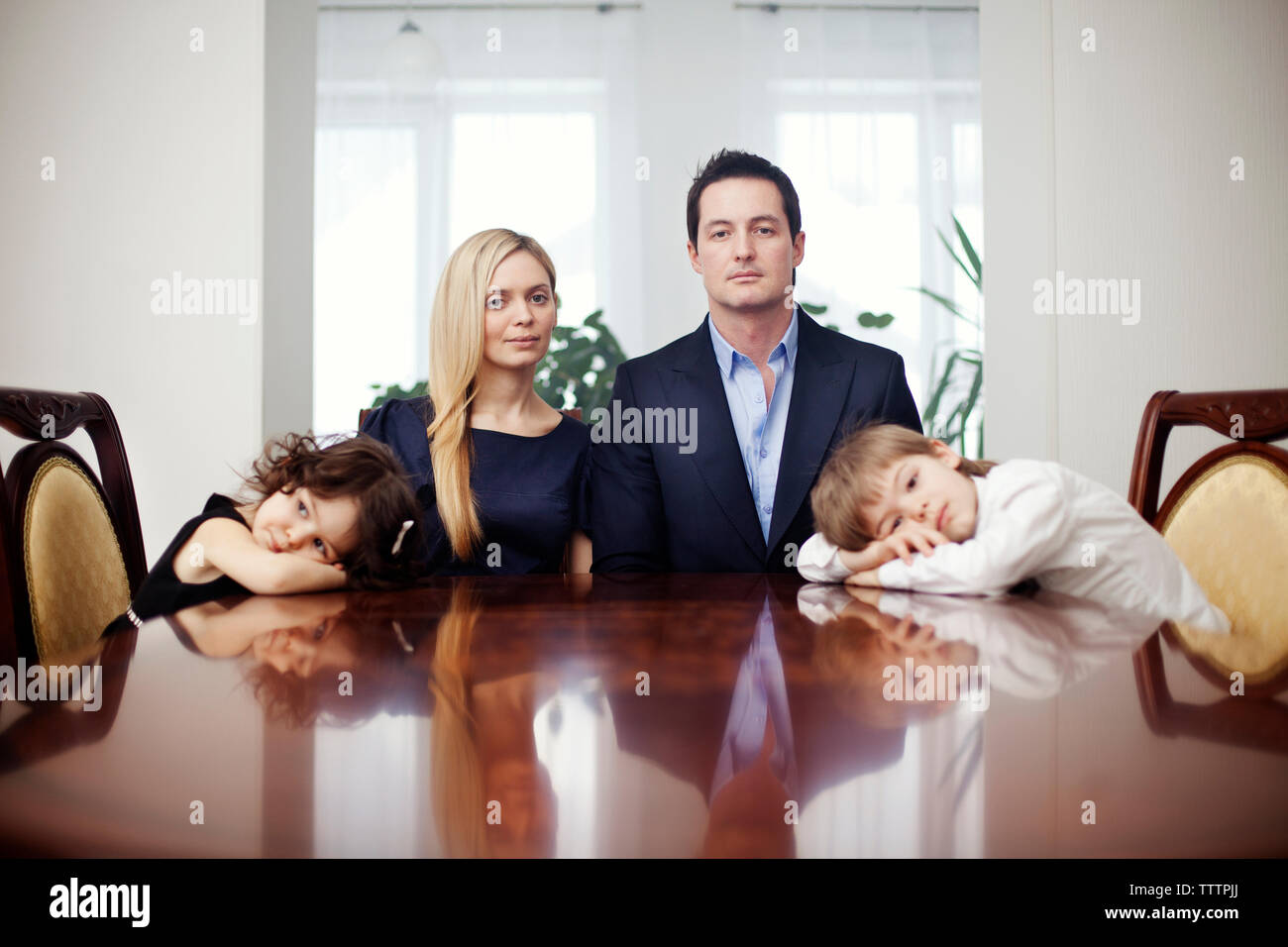 Family sitting table hi-res stock photography and images - Alamy