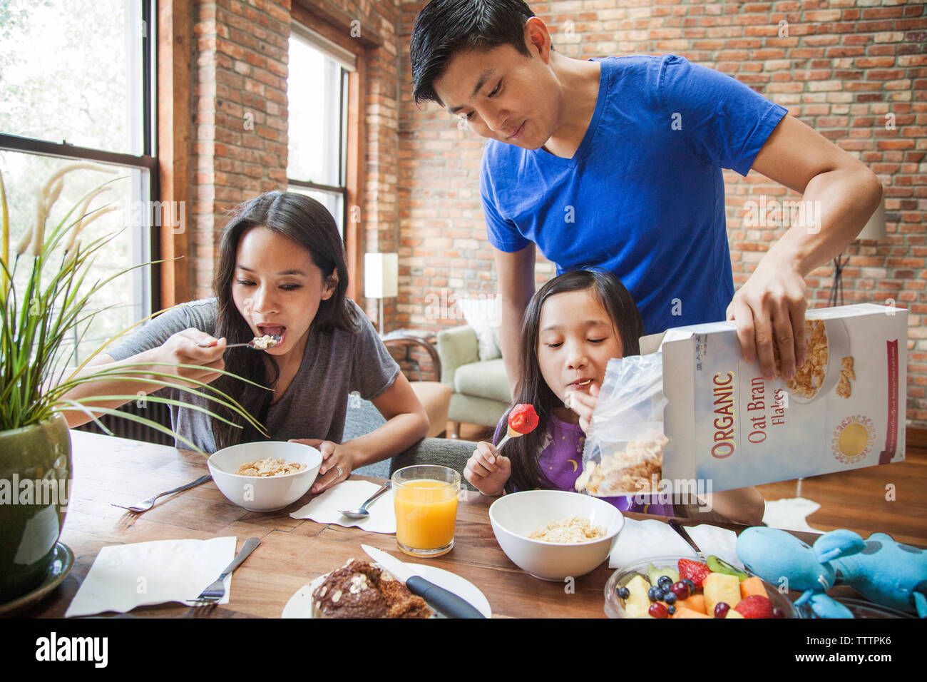 Old chinese family eating hi-res stock photography and images - Alamy
