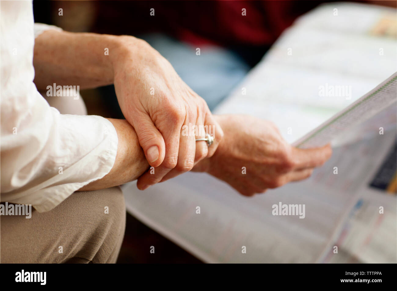 Hands and paper hi-res stock photography and images - Alamy