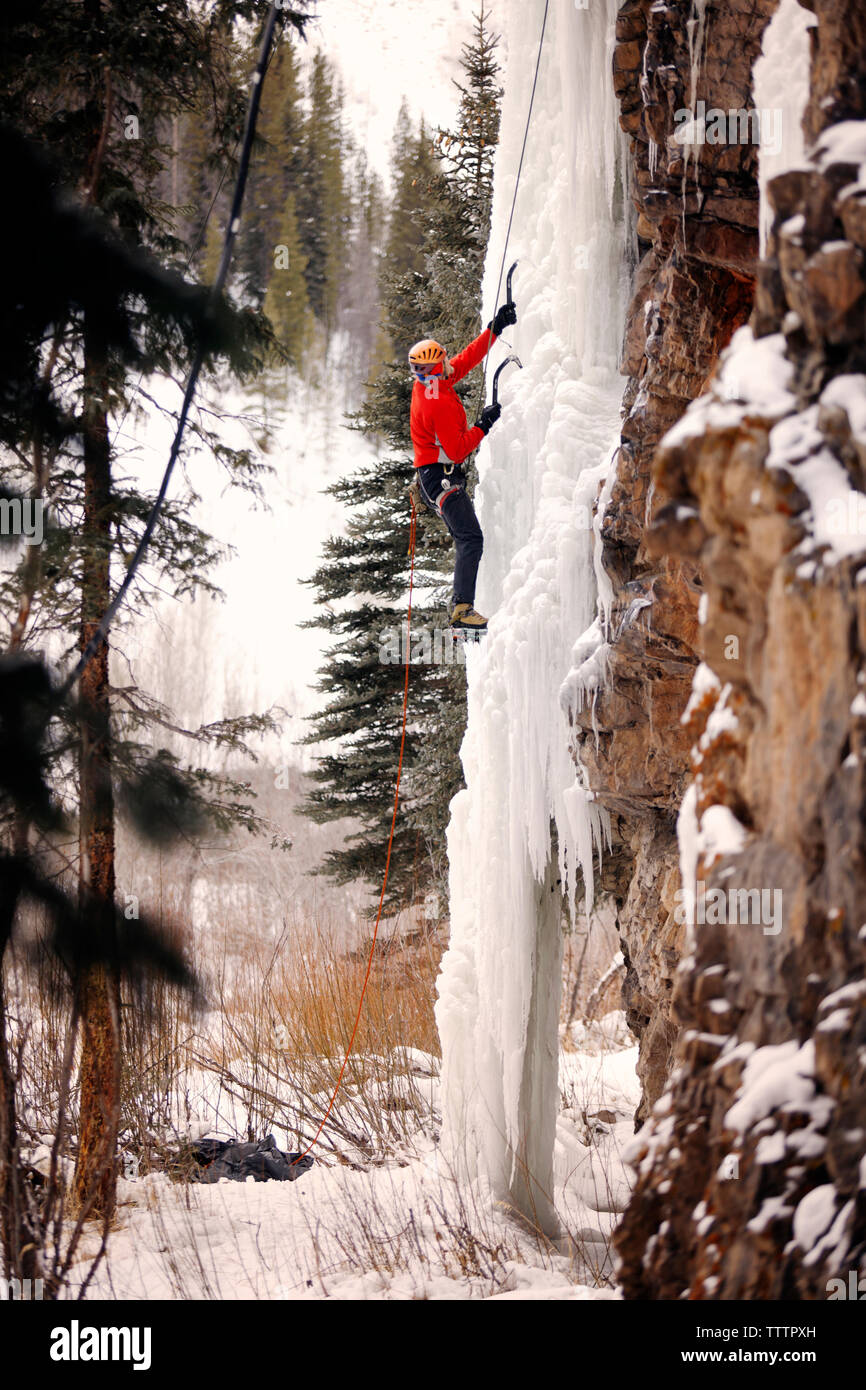 Man climbing frozen waterfall ice hi-res stock photography and images ...