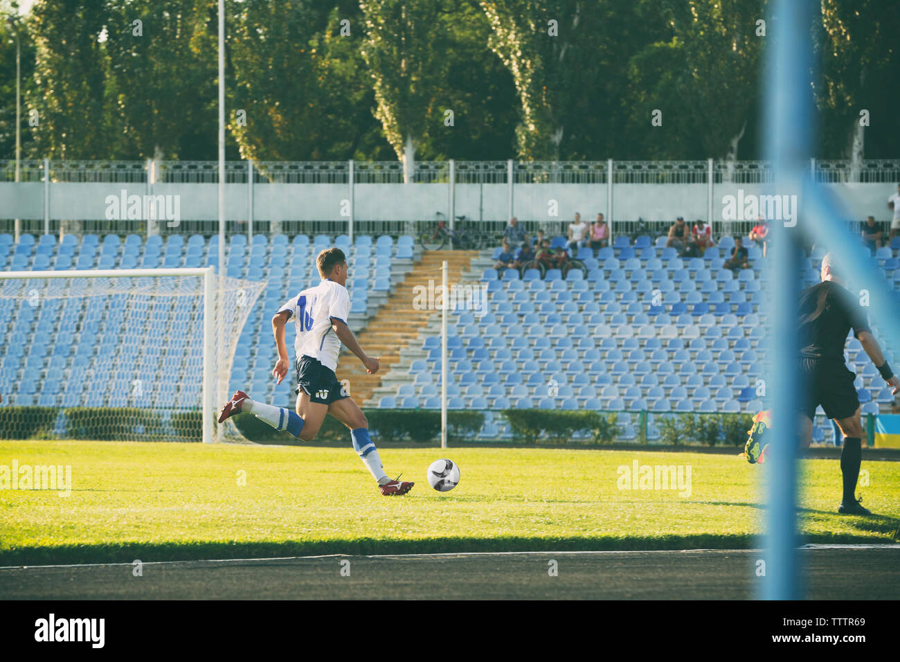 Football match in sunny hi-res stock photography and images - Alamy