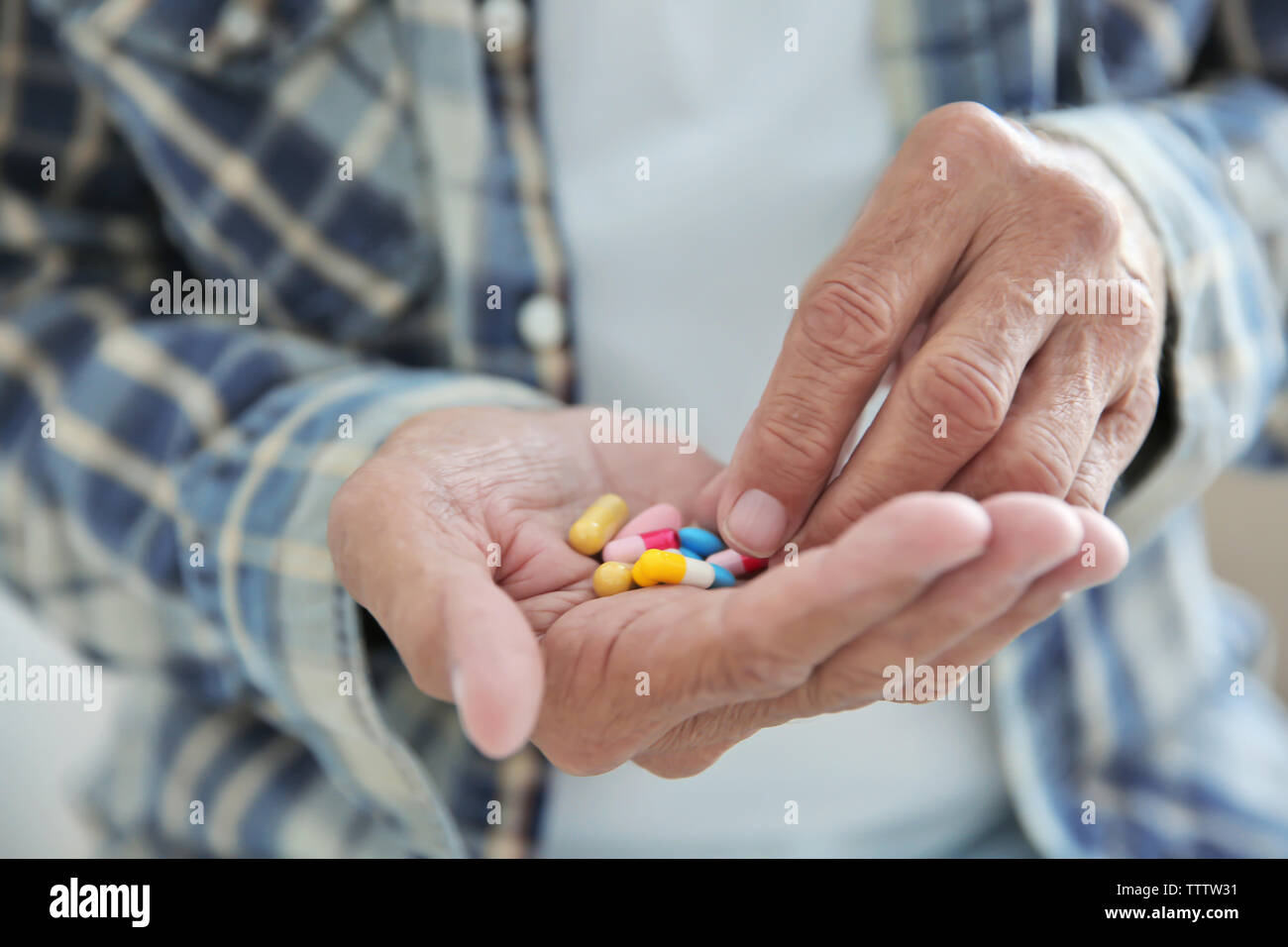 Man hands different pills hi-res stock photography and images - Alamy