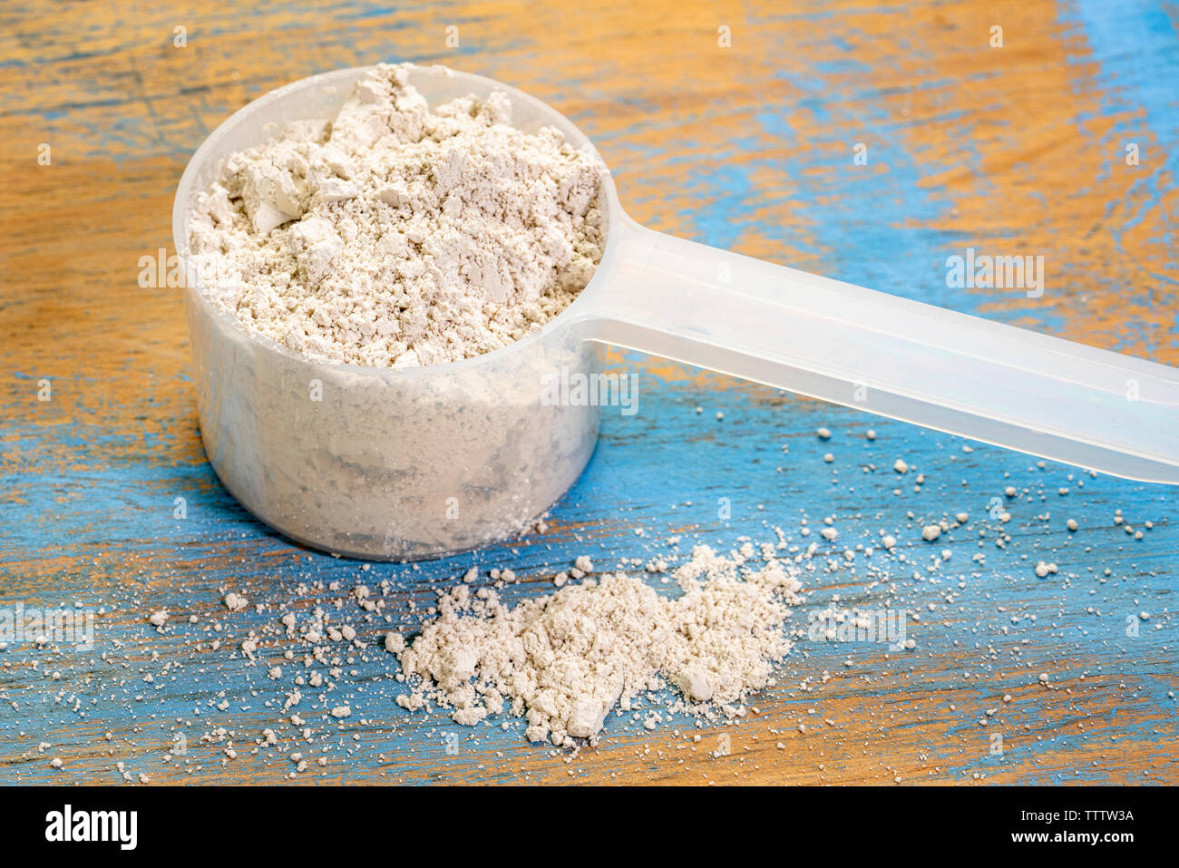 food grade diatomaceous earth supplement - scoop of powder Stock Photo ...