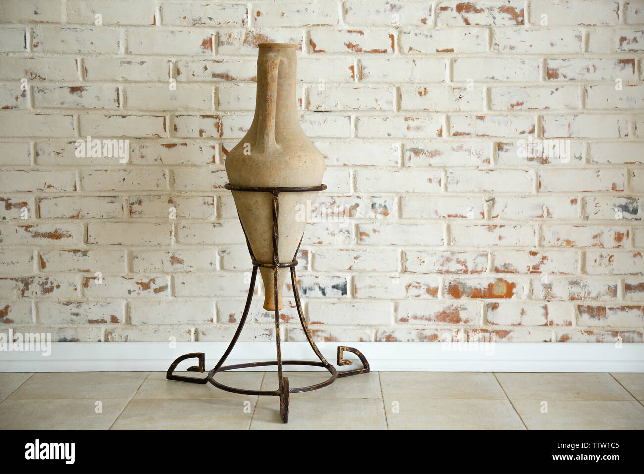 Amphora and stand hi-res stock photography and images - Alamy