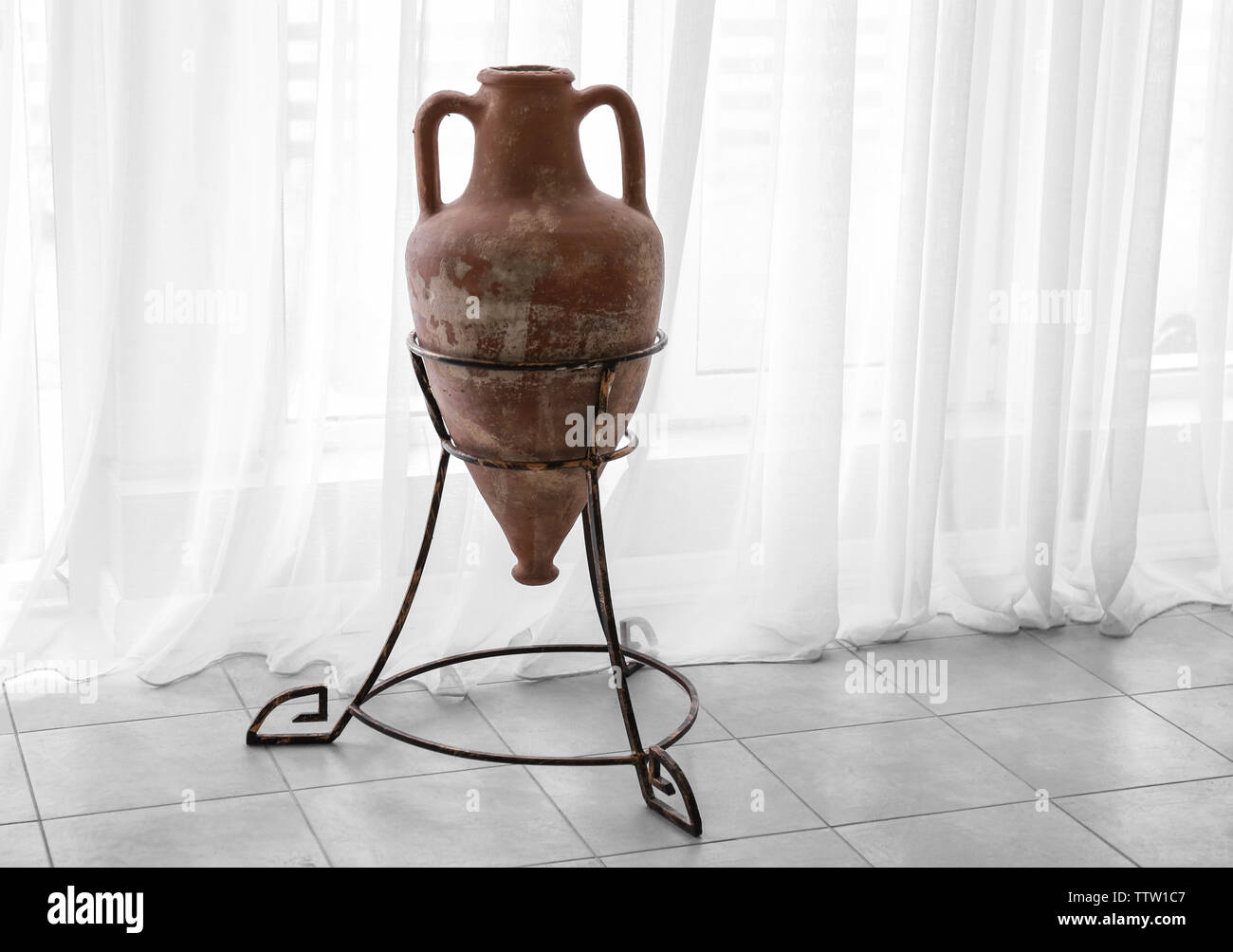 Amphora and stand hi-res stock photography and images - Alamy