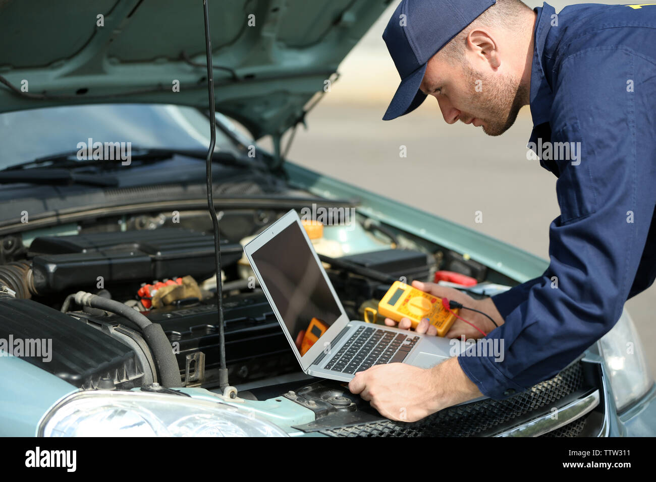 Mechanic scan tool diagnosing hi-res stock photography and images - Alamy