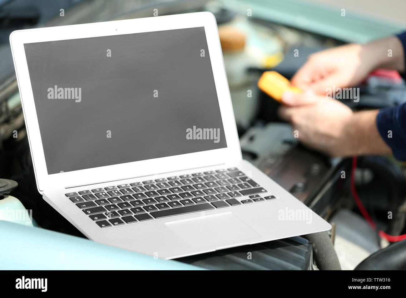 Man in work uniform diagnosing hi-res stock photography and images - Alamy