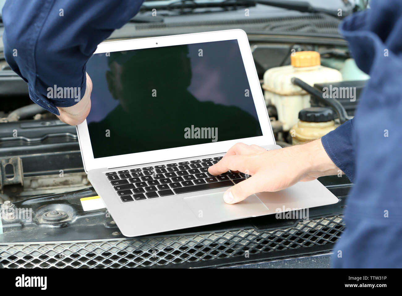 Male mechanic laptop diagnosing hi-res stock photography and images - Alamy