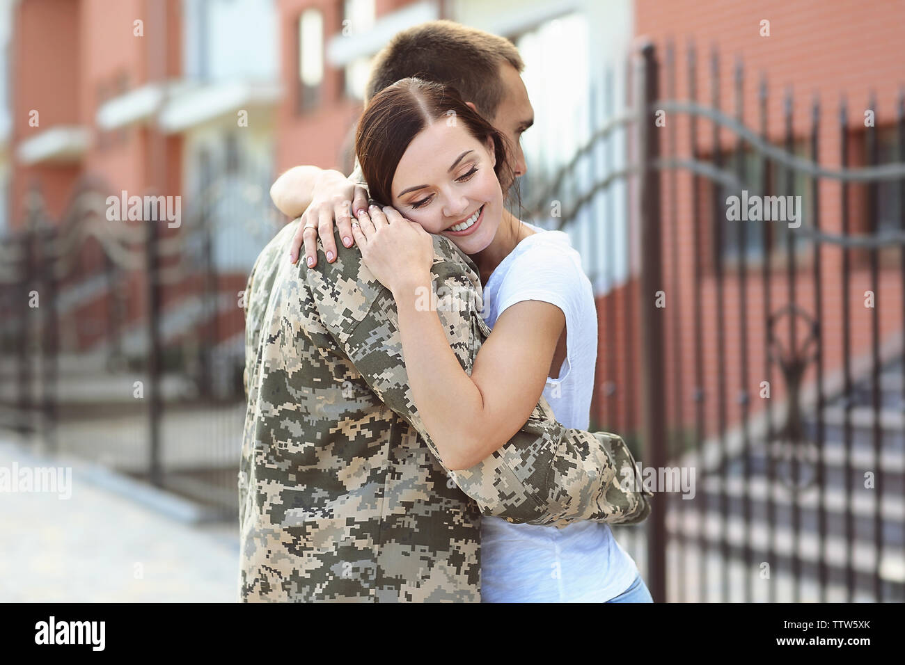 Soldier embrace hi-res stock photography and images - Alamy