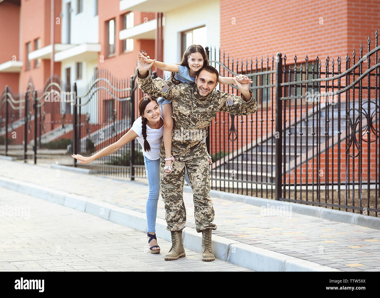US army soldier with family on street Stock Photo - Alamy