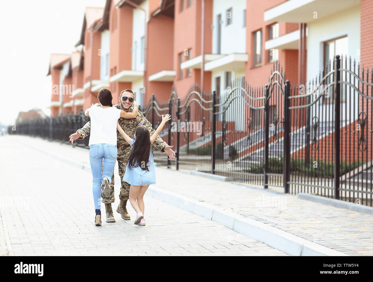 Happy reunion of US army soldier with family Stock Photo - Alamy