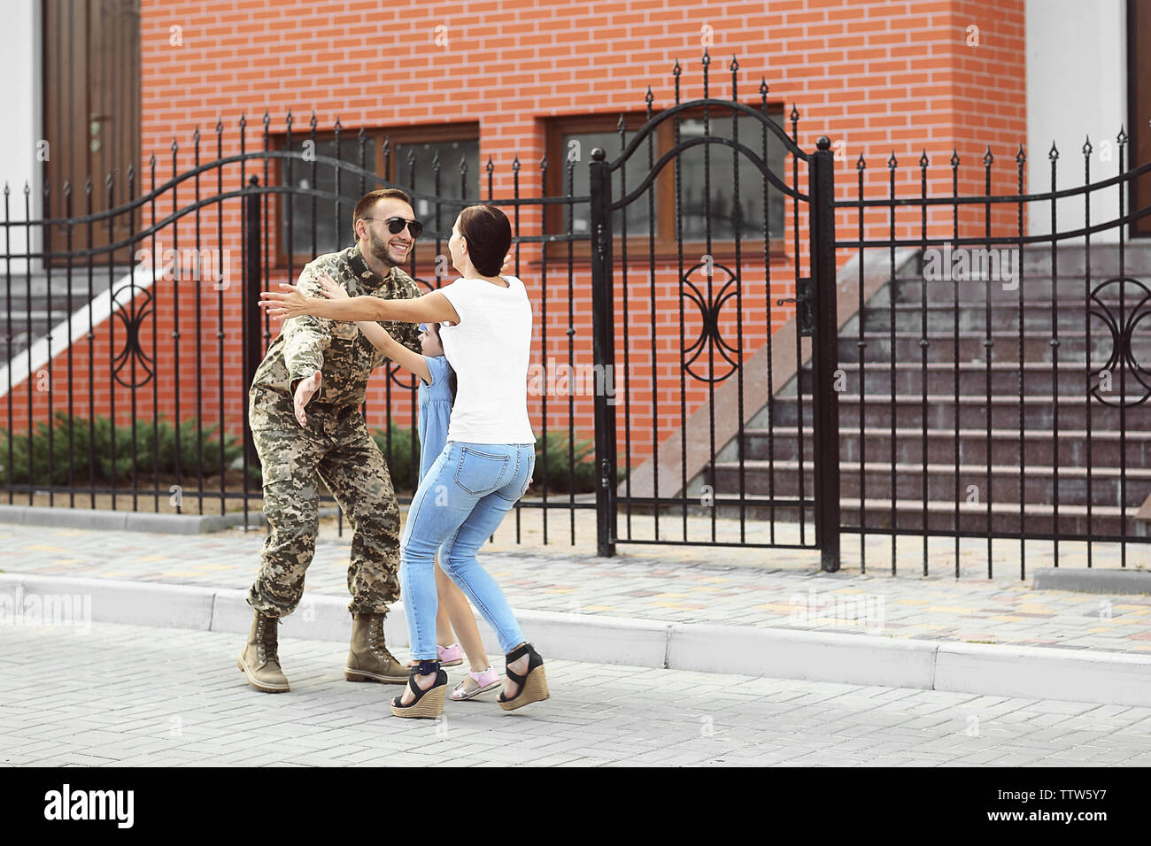 Happy reunion of US army soldier with family Stock Photo - Alamy