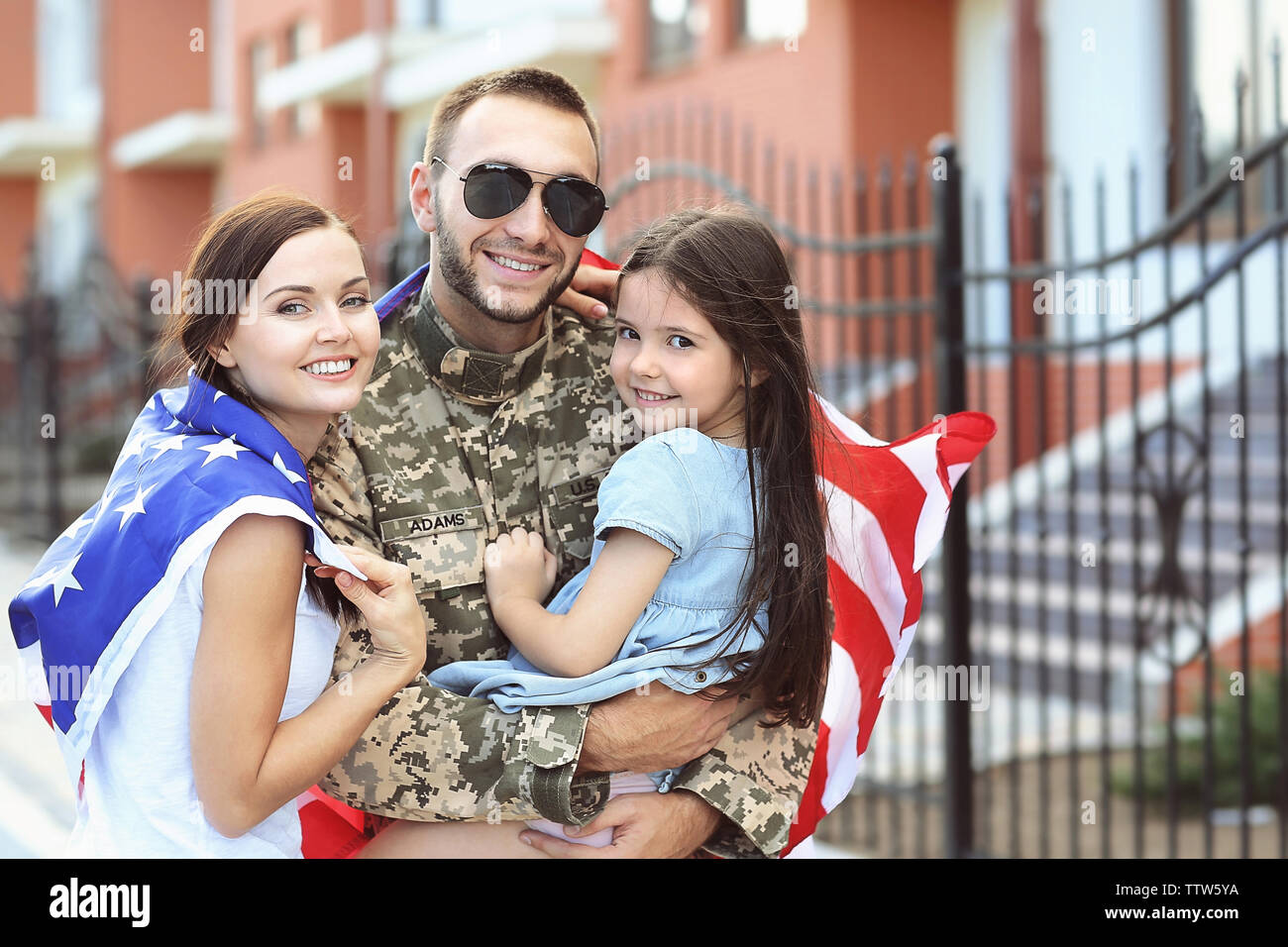Us army soldier home family flag hi-res stock photography and images ...