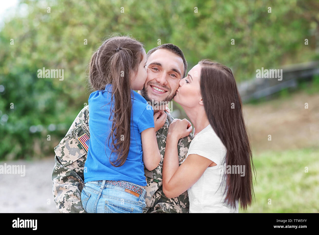 US army soldier with family in park Stock Photo - Alamy