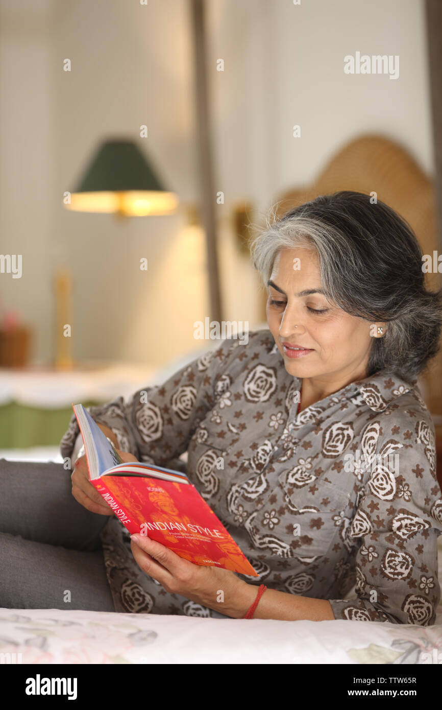 Reclining lady reading hi-res stock photography and images - Alamy