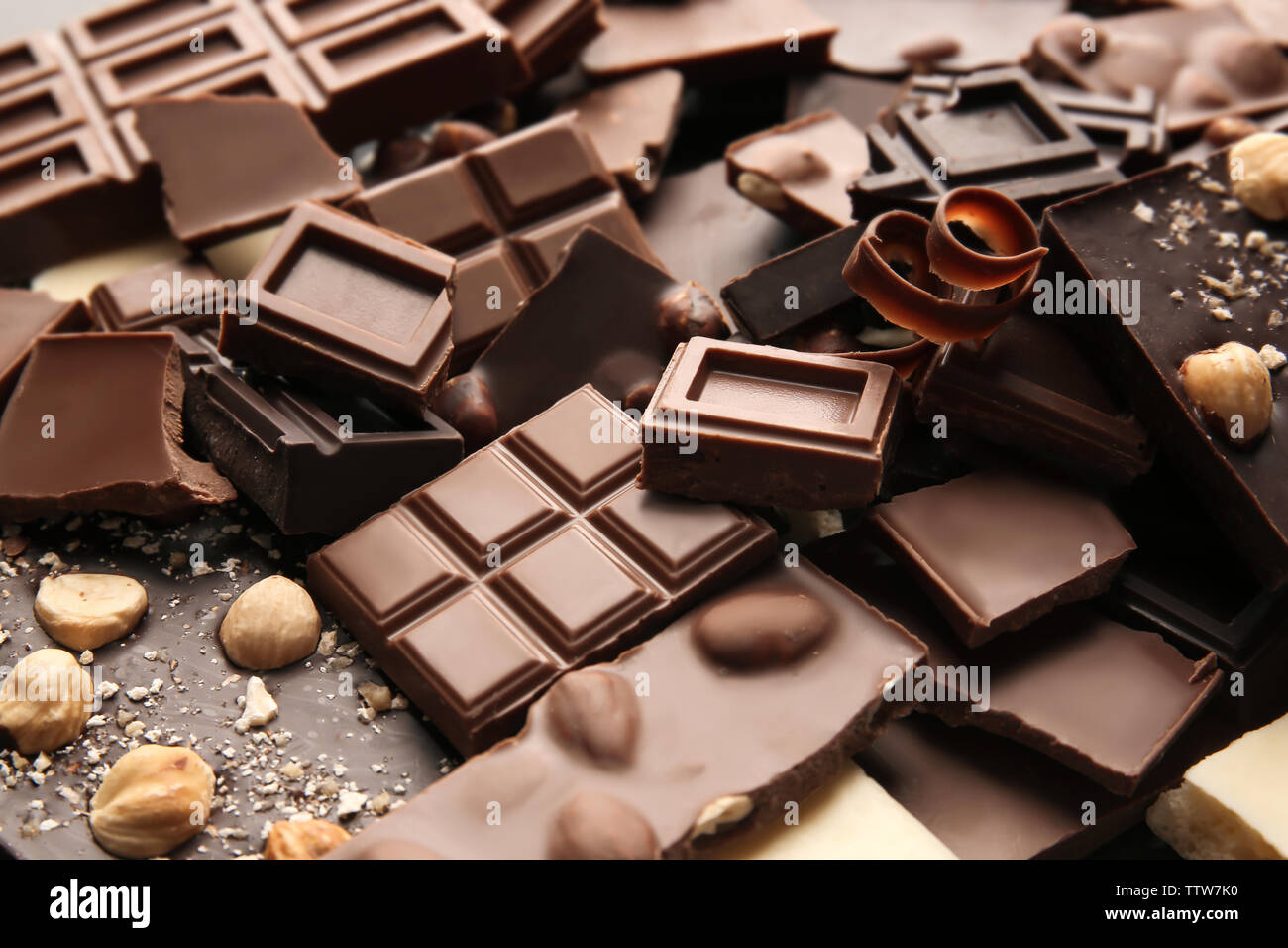 Heap of broken chocolate pieces, close up Stock Photo - Alamy