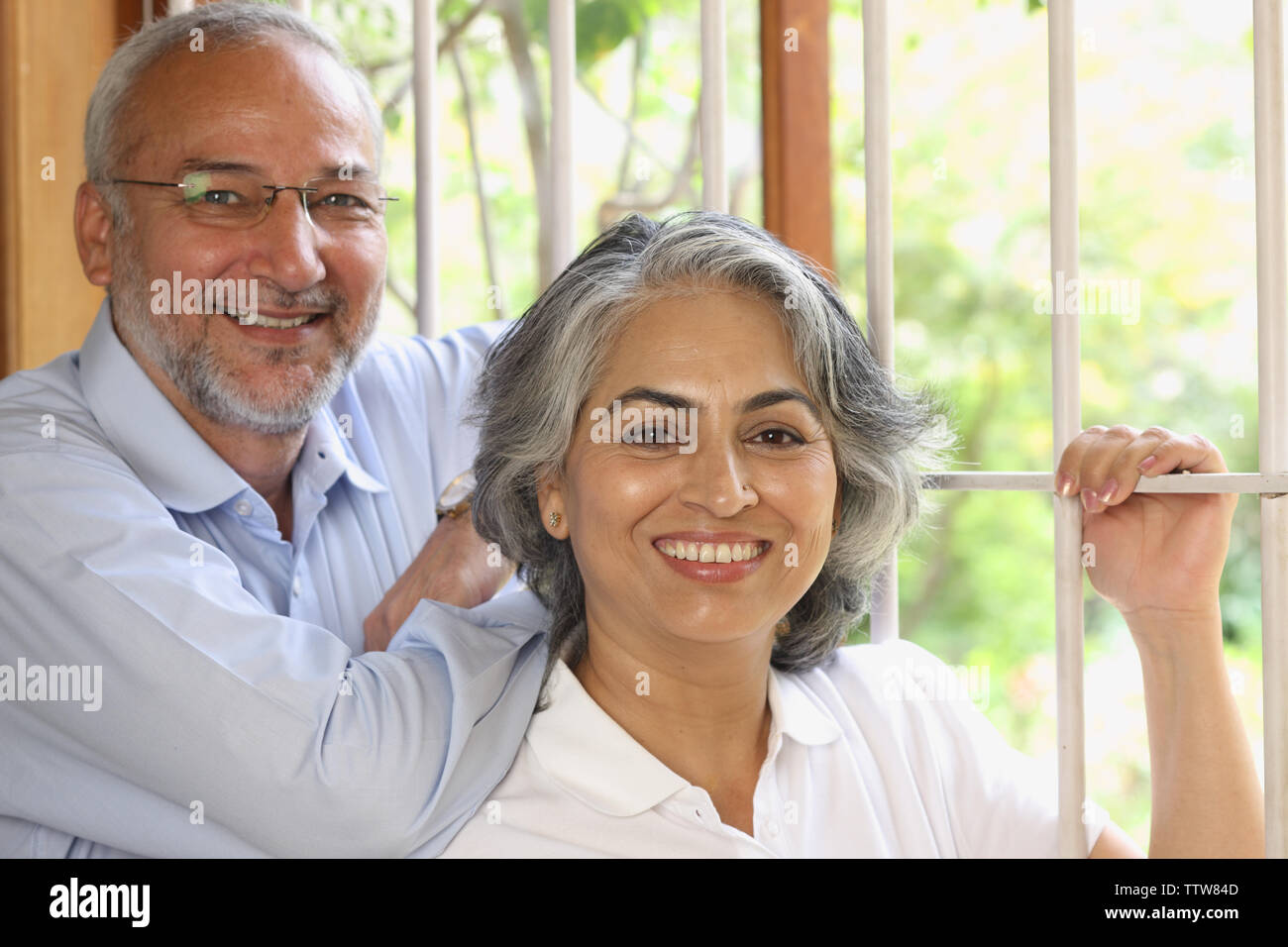 Portrait of a couple smiling together Stock Photo - Alamy