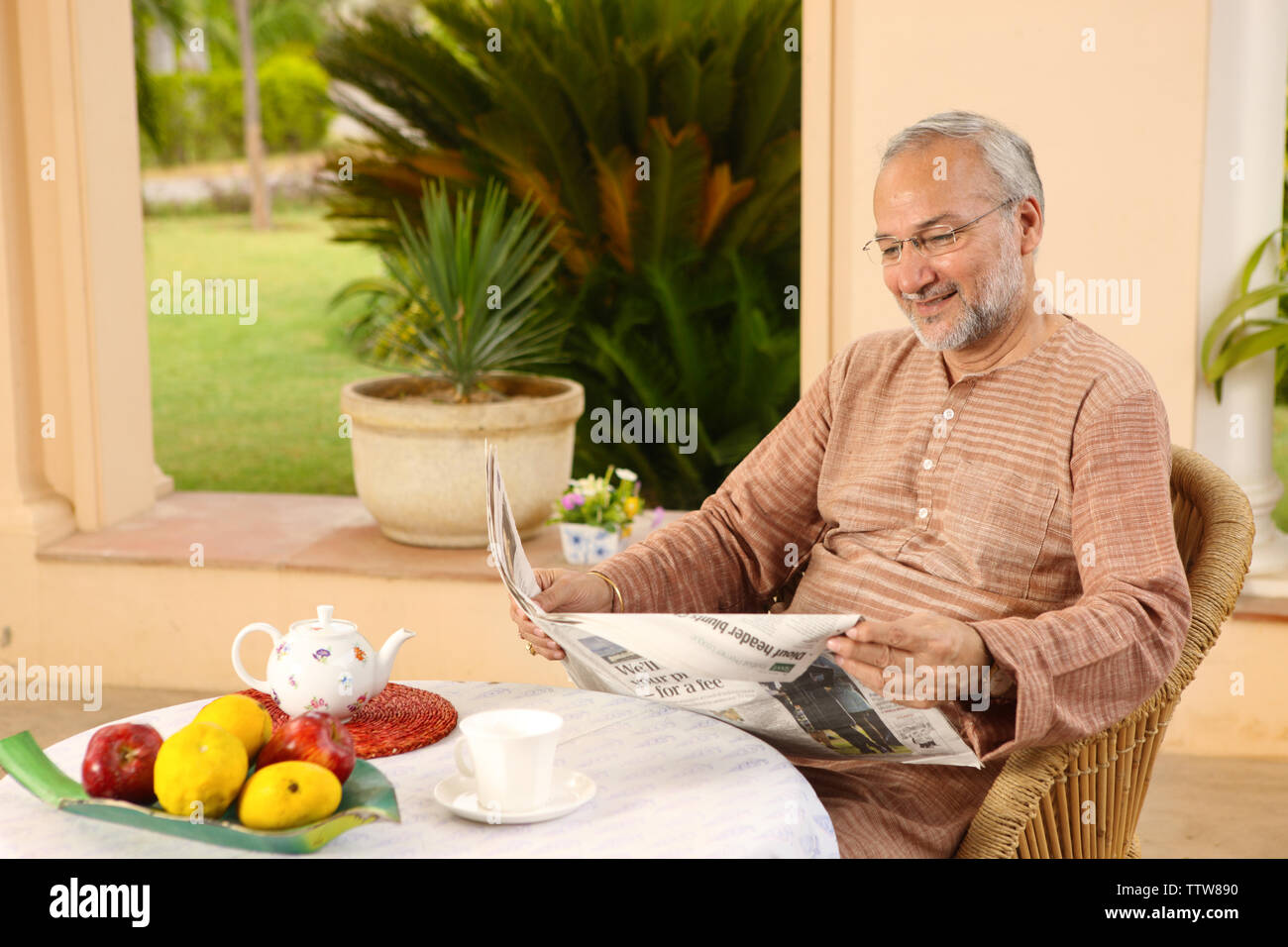 Old man reading a newspaper hi-res stock photography and images - Alamy