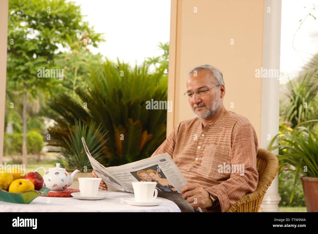 Indian old man reading newspaper hi-res stock photography and images ...