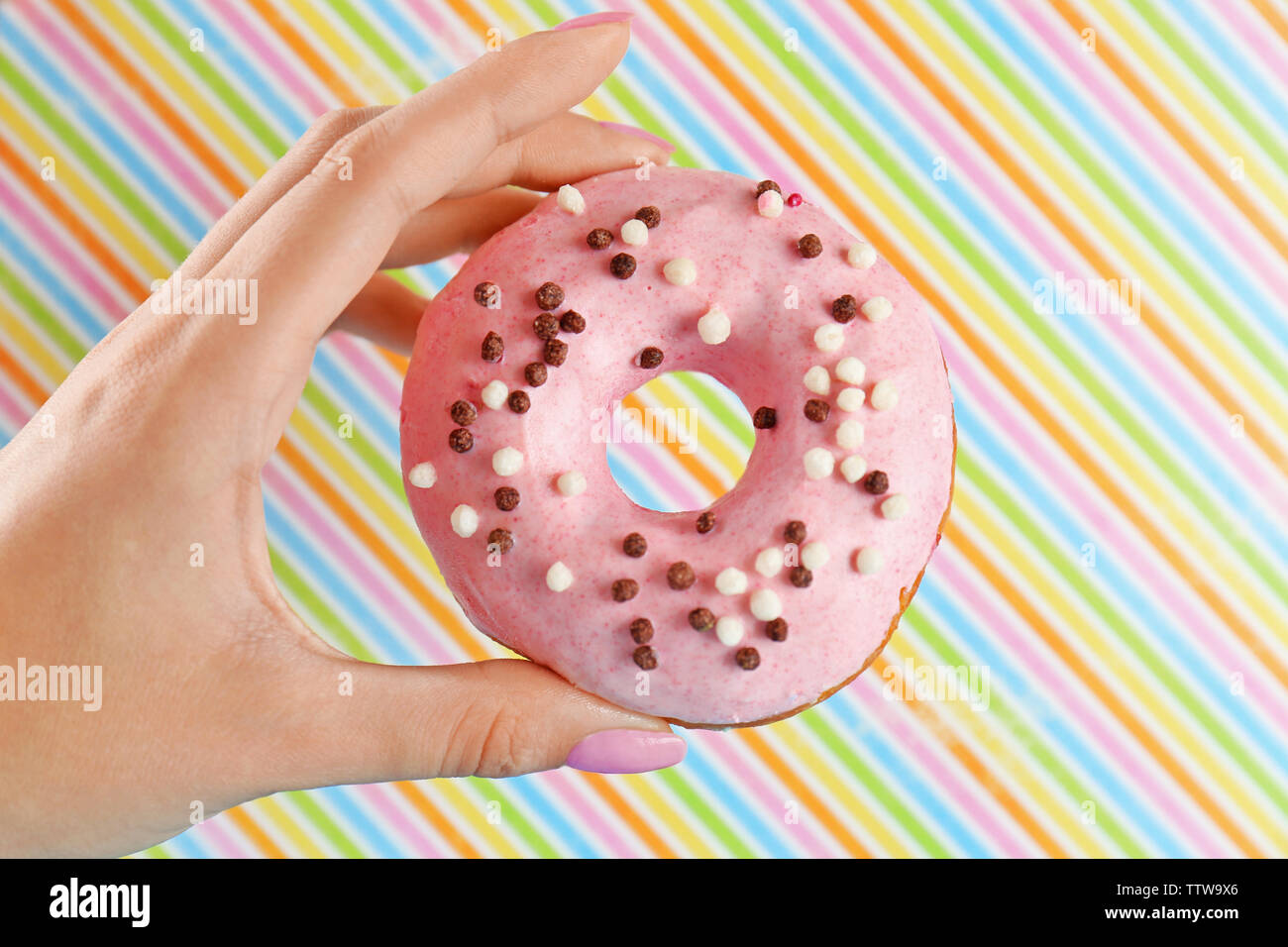Hand holding doughnuts hi-res stock photography and images - Alamy