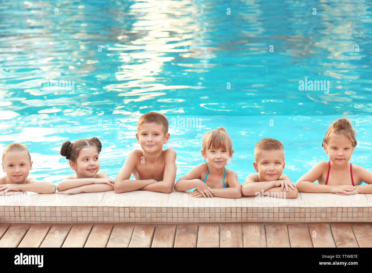 Kids in swimming pool hi-res stock photography and images - Alamy