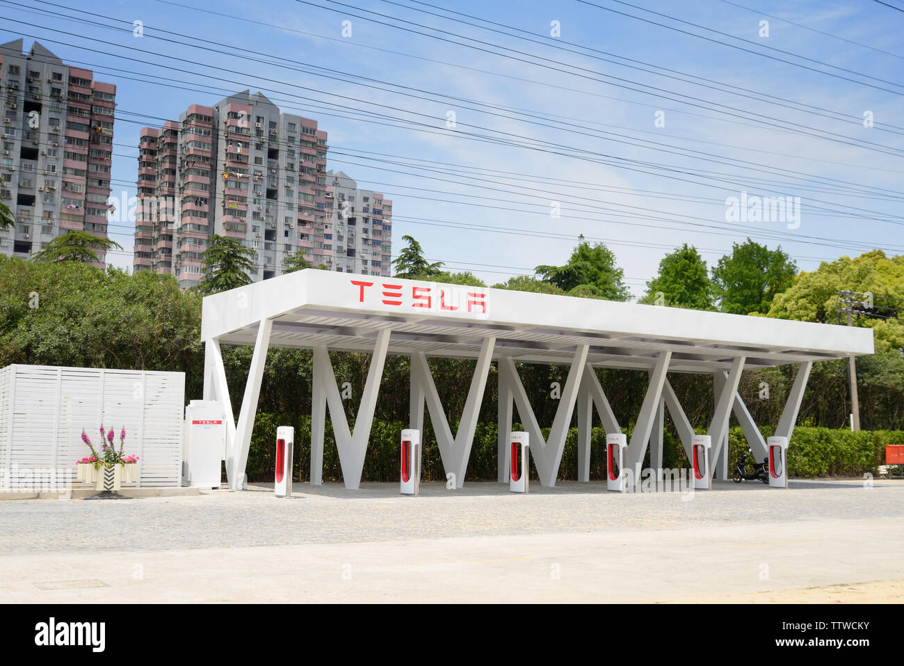 Person charging tesla hi-res stock photography and images - Alamy