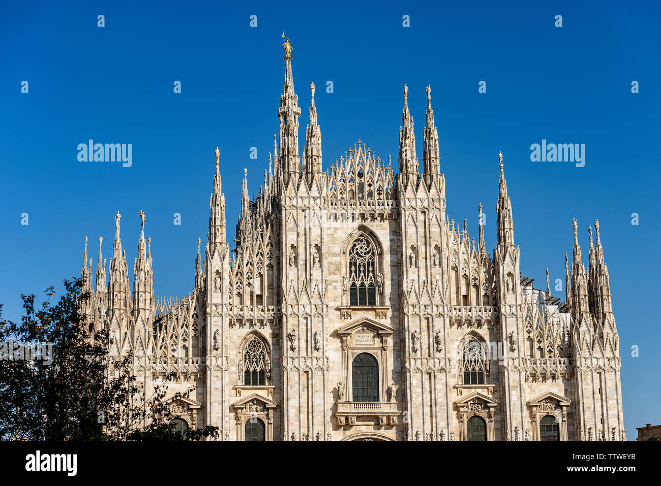 Facade of the Duomo di Milano (Milan Cathedral 1418-1577). Church ...