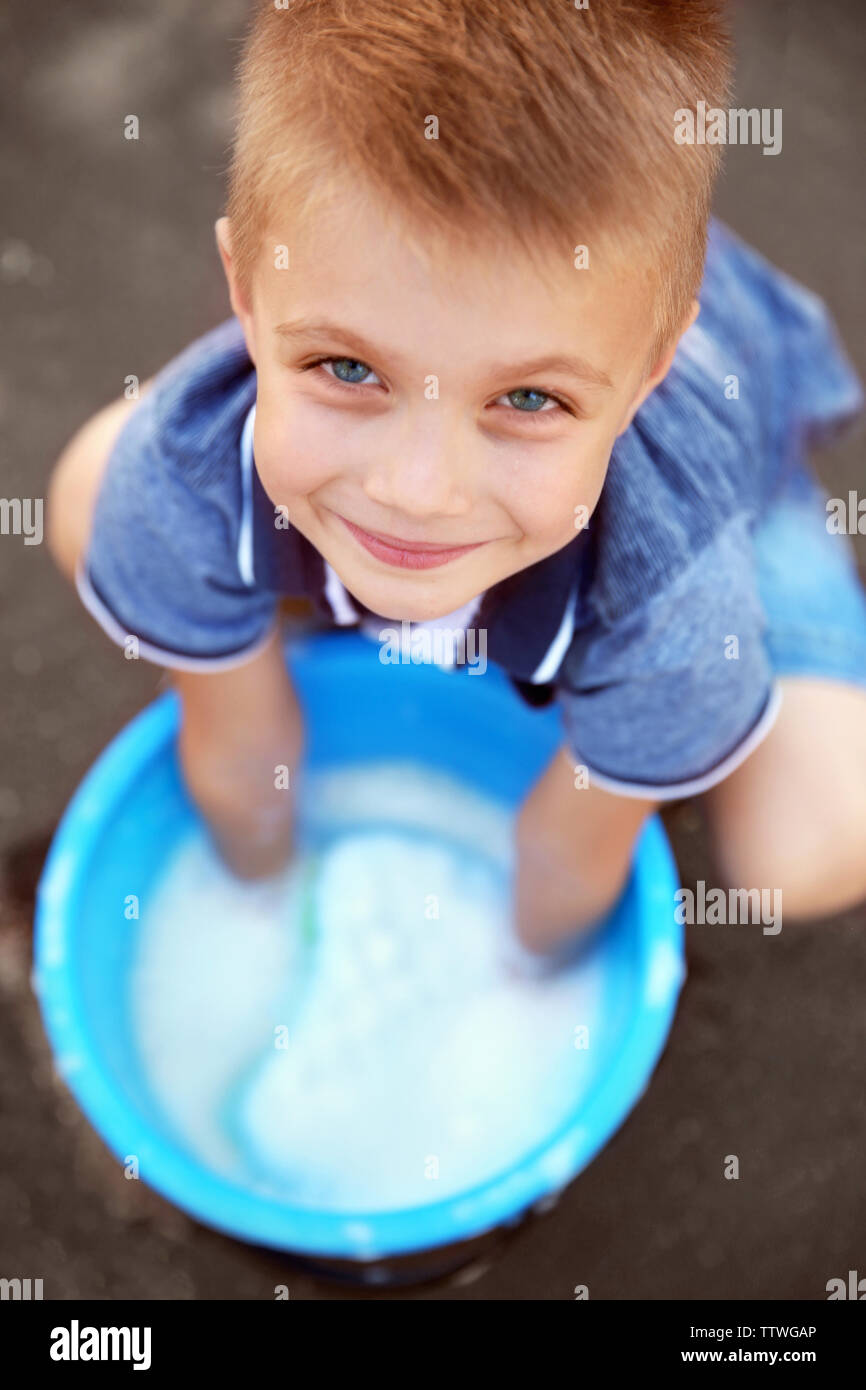 Child bucket sponge hi-res stock photography and images - Alamy