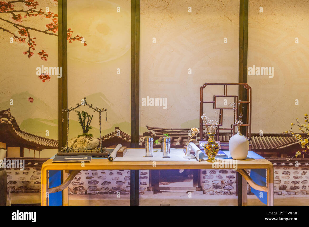Chinese retro-style interior decor Stock Photo - Alamy