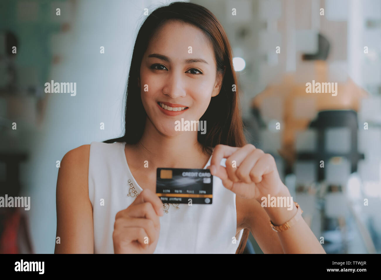 Asian girl showing credit hi-res stock photography and images - Alamy