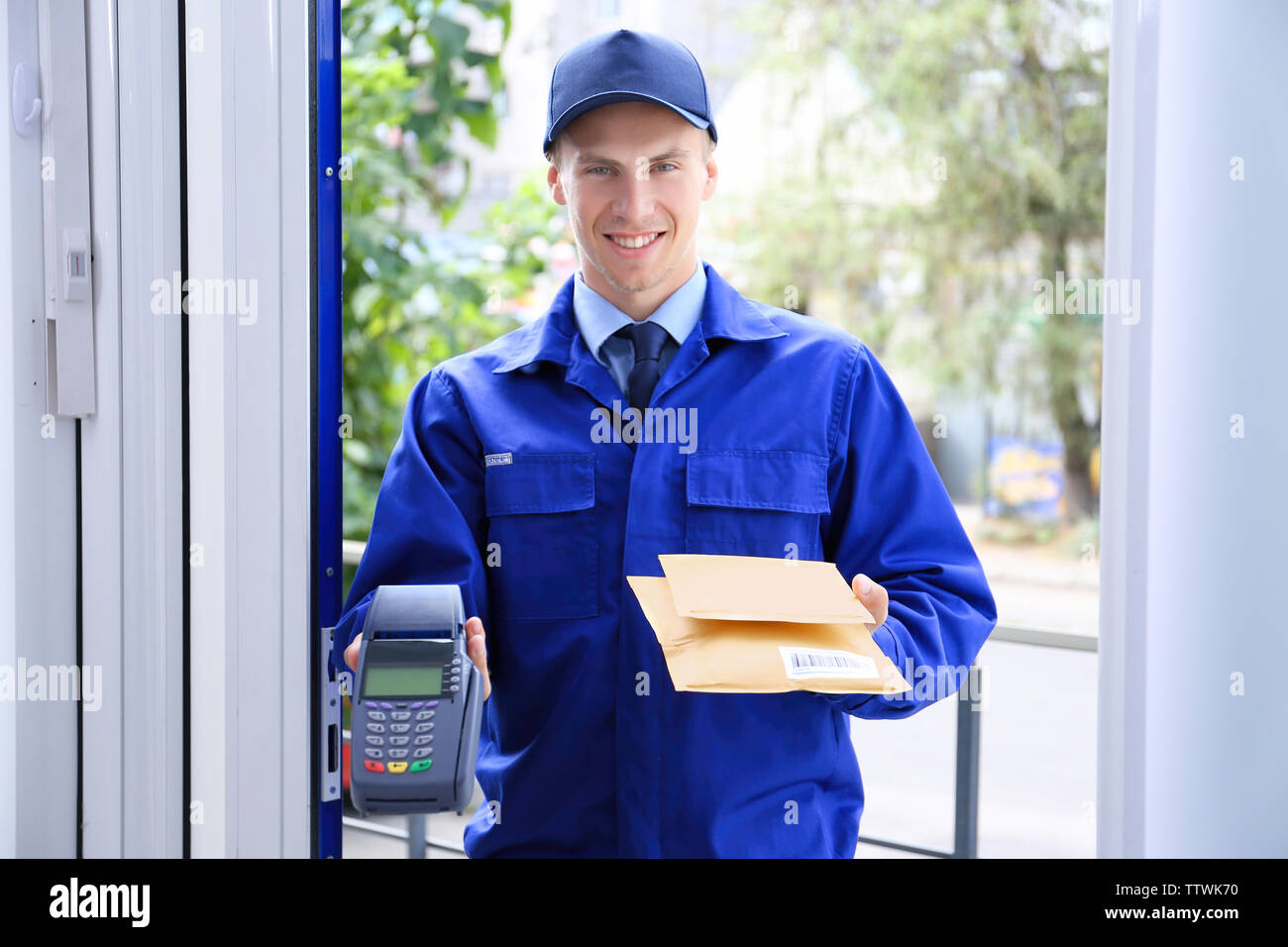Male courier payment terminal hi-res stock photography and images - Alamy