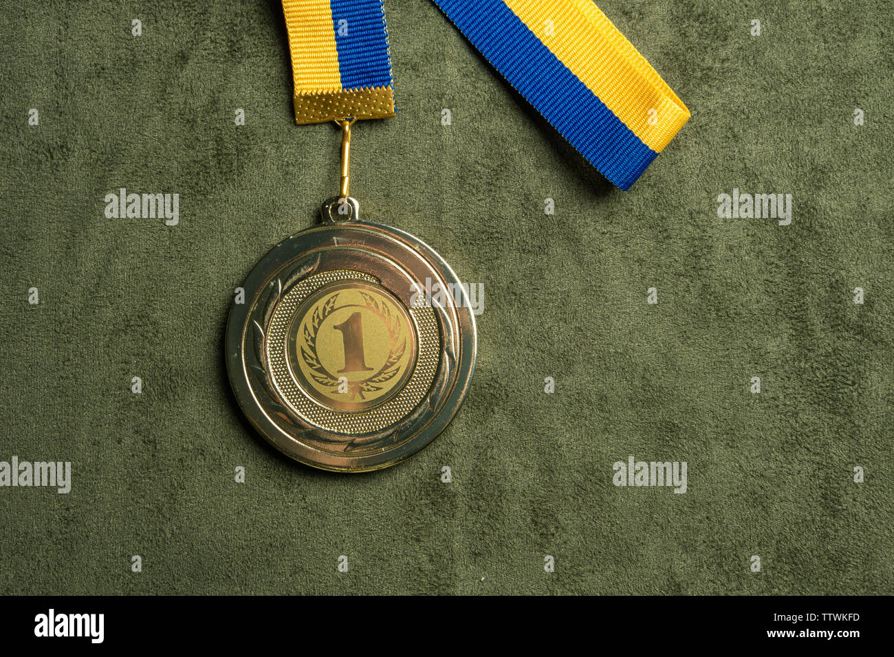 gold medal for first place with yellow and blue ribbon Stock Photo - Alamy