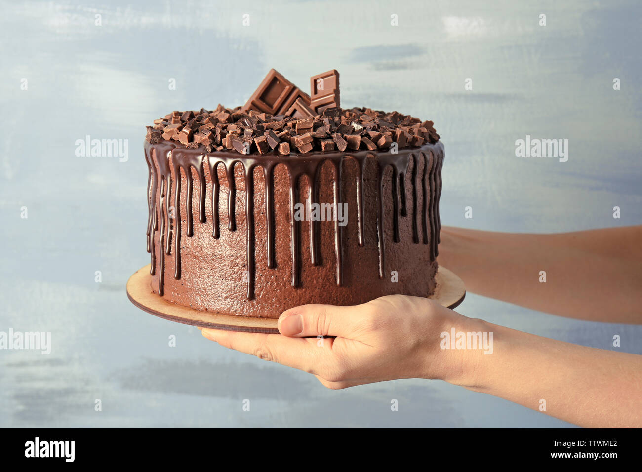 Hands holding cake hi-res stock photography and images - Alamy