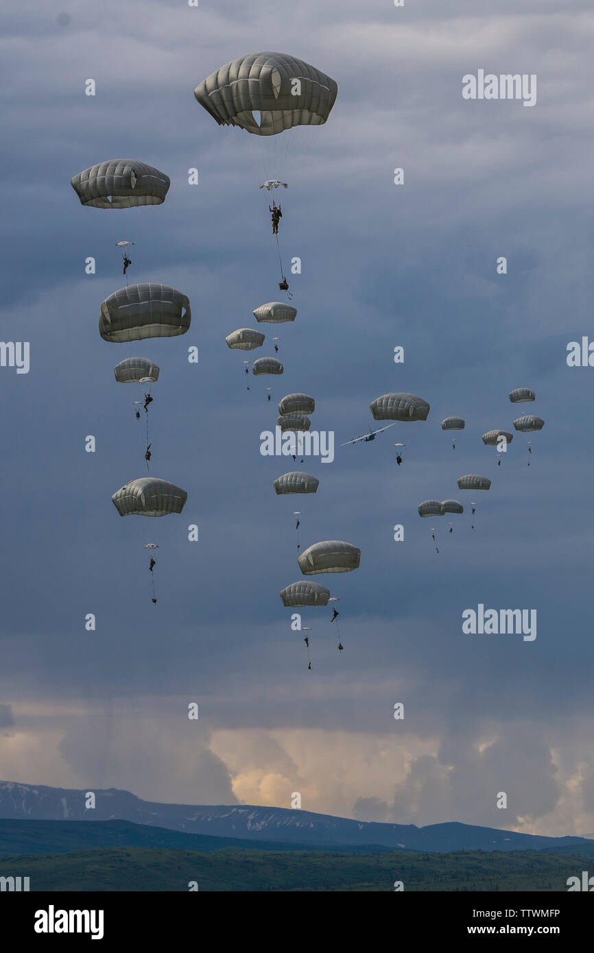 377th parachute field artillery regiment hi-res stock photography and ...