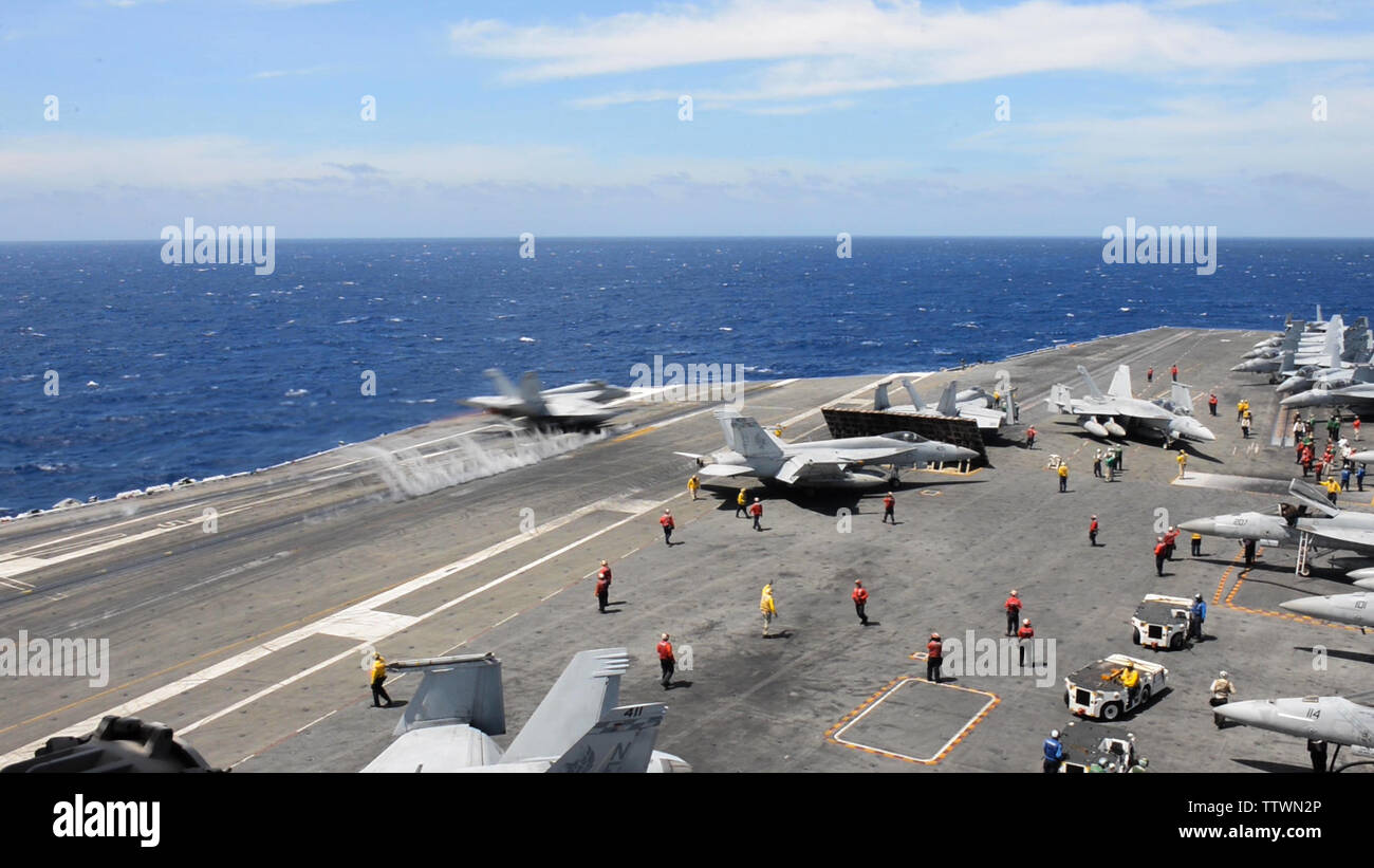 190615-N-WZ681-0014 PHILIPPINE SEA (June 15, 2019) An F/A-18E Super ...