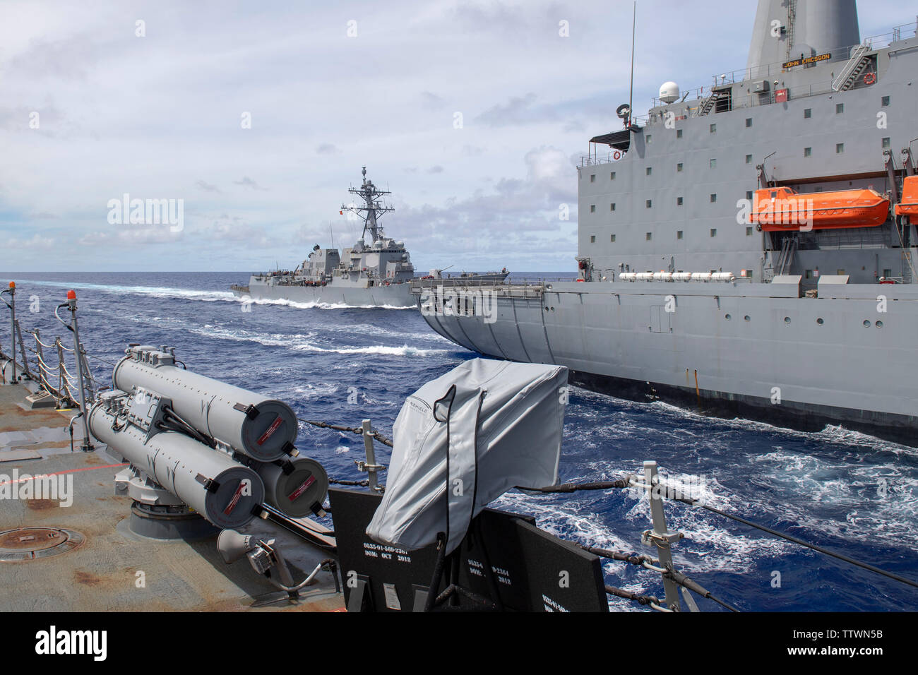 190615-N-RH019-0010 PHILIPPINE SEA (June 15, 2019) The Arleigh Burke ...