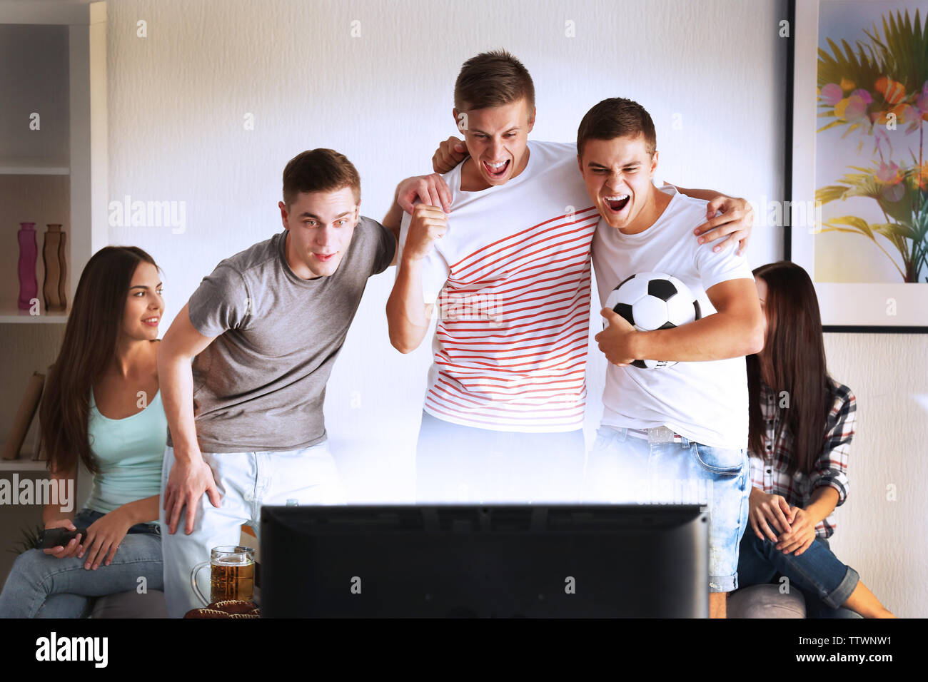 People watching the super bowl at home hi-res stock photography and ...