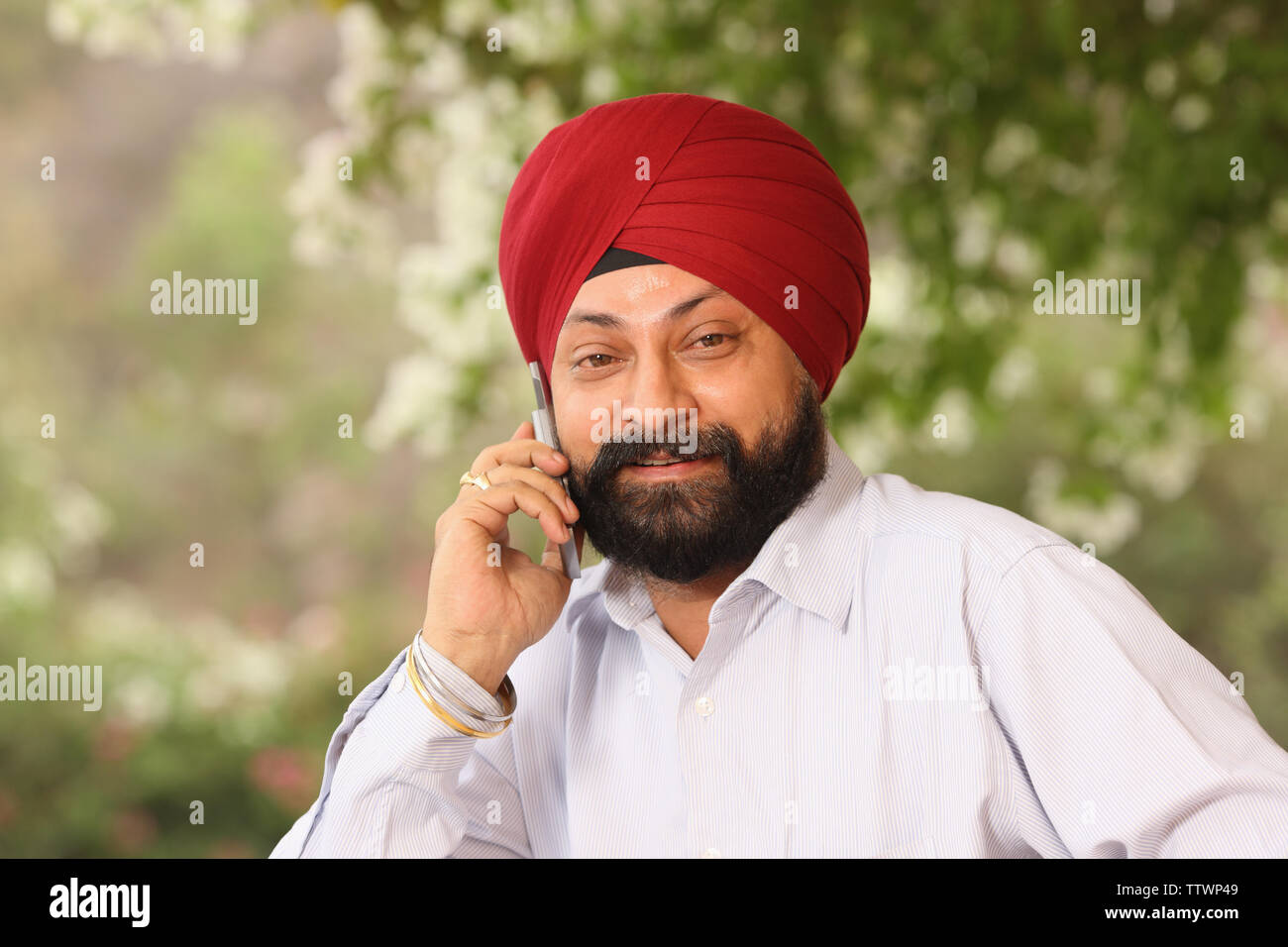 Indian man talking on a mobile phone Stock Photo - Alamy