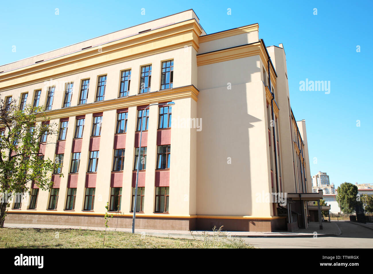 Exterior of modern school building Stock Photo - Alamy