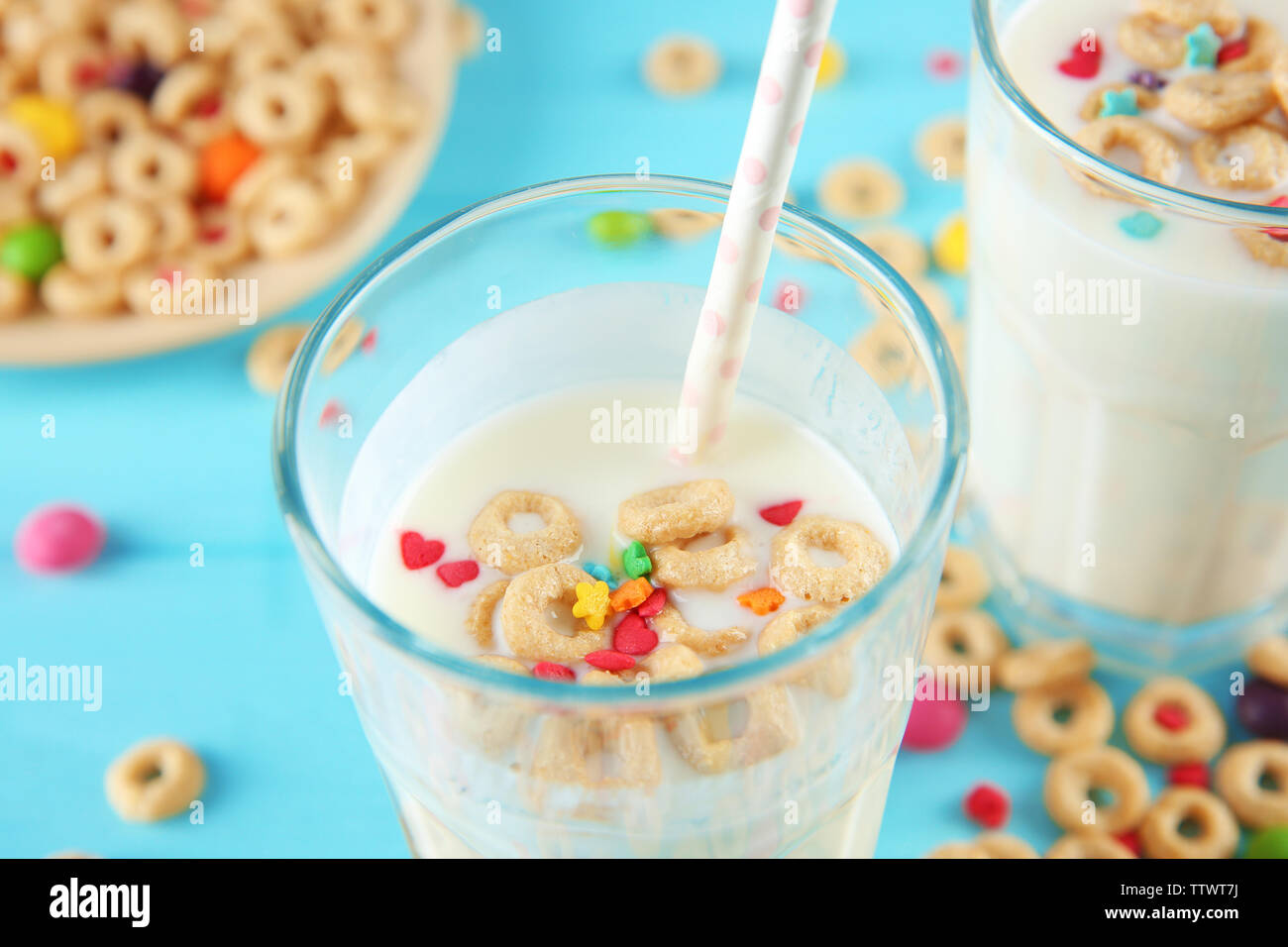 Milk shake with cereals on color background Stock Photo - Alamy