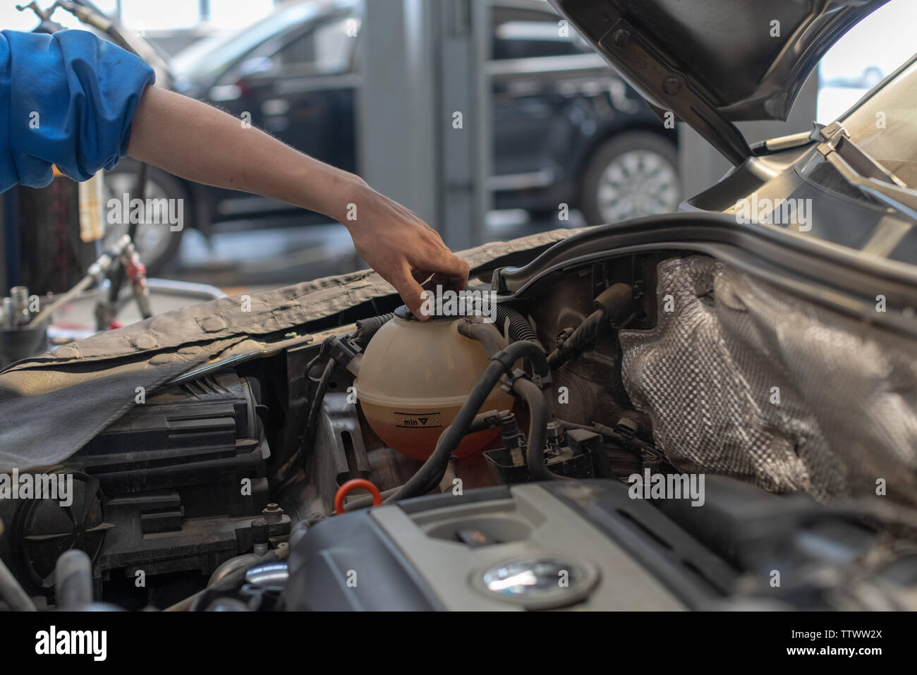 The worker is repairing the car Stock Photo - Alamy