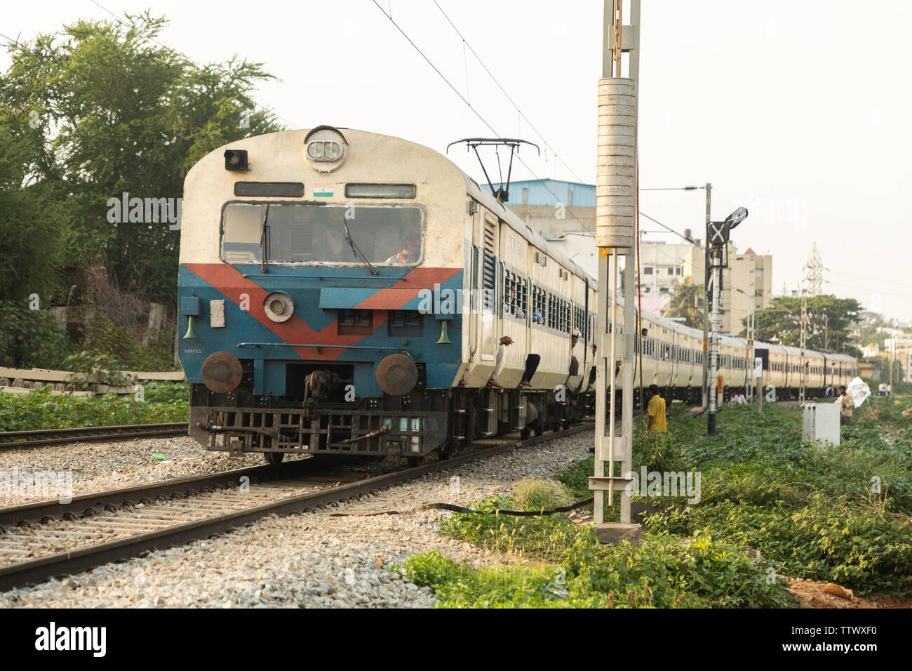 India train people roof hi-res stock photography and images - Alamy
