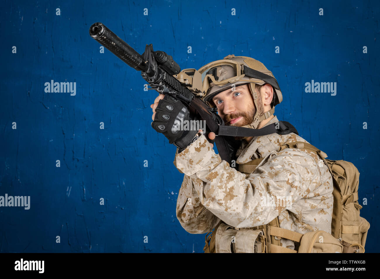 Modern soldier with rifle Stock Photo - Alamy