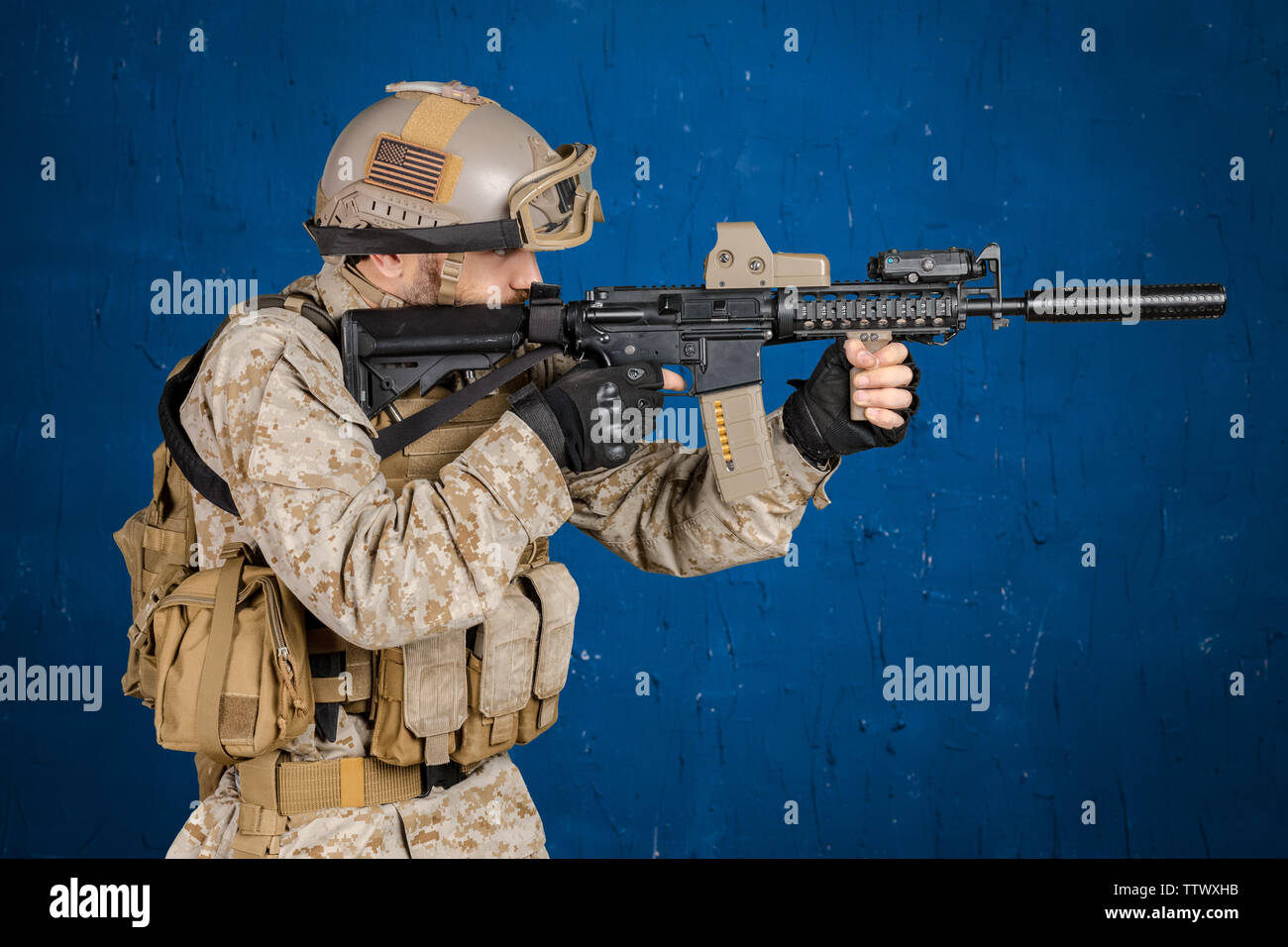 Modern soldier with rifle Stock Photo - Alamy