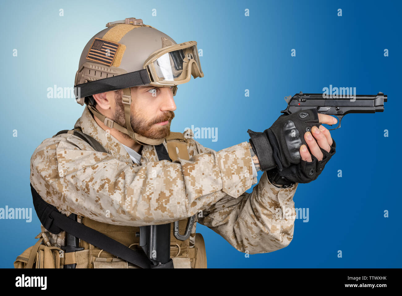 Modern soldier with gun Stock Photo - Alamy