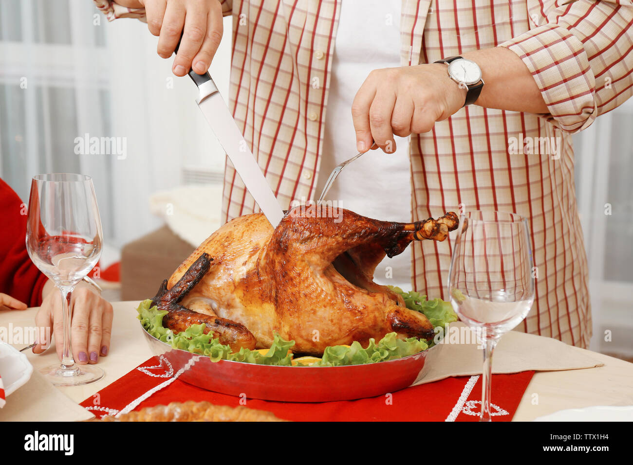 Person carving turkey hi-res stock photography and images - Alamy