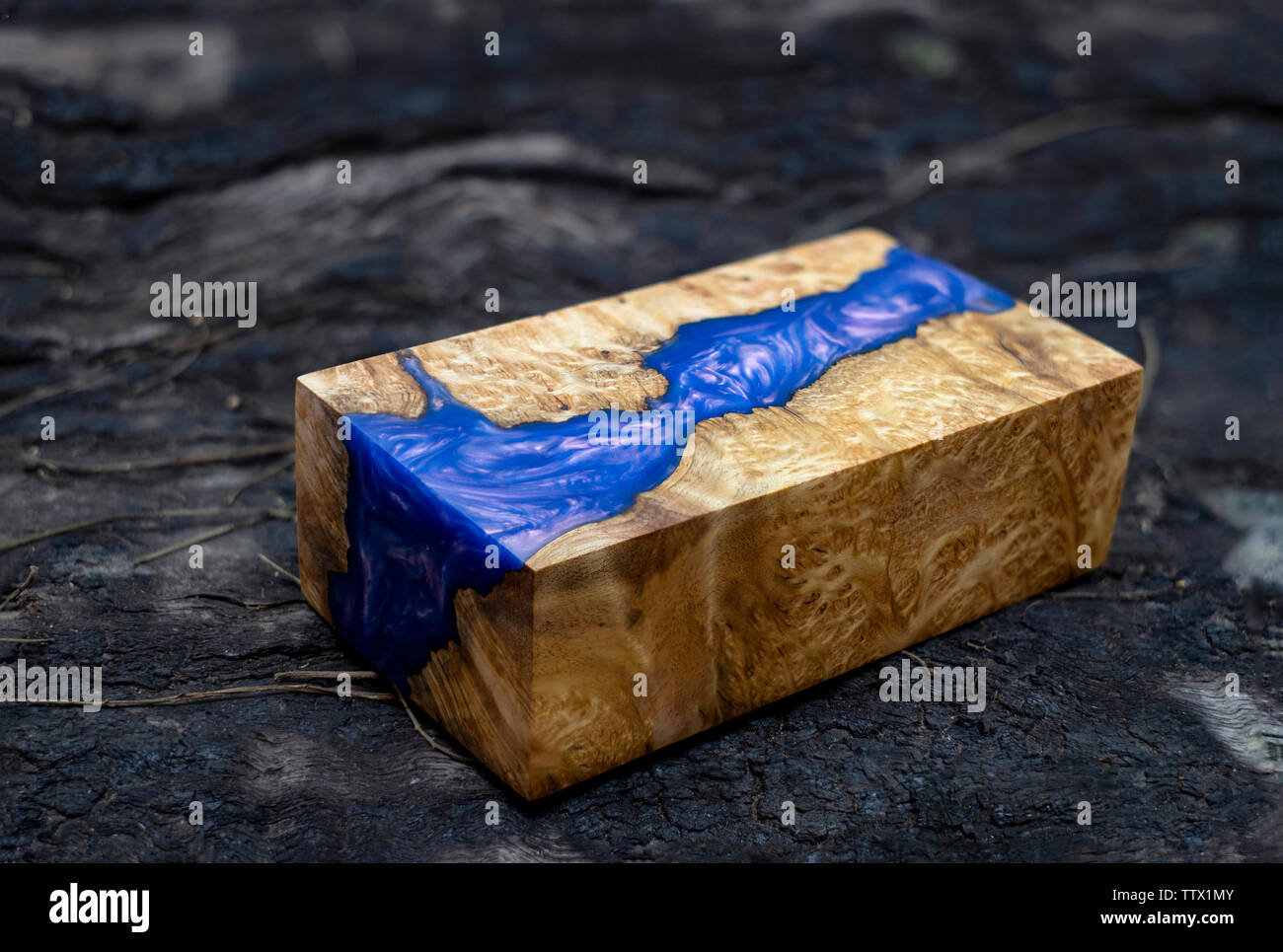 Casting epoxy resin stabilizing burl Leza Salao wood abstract art ...
