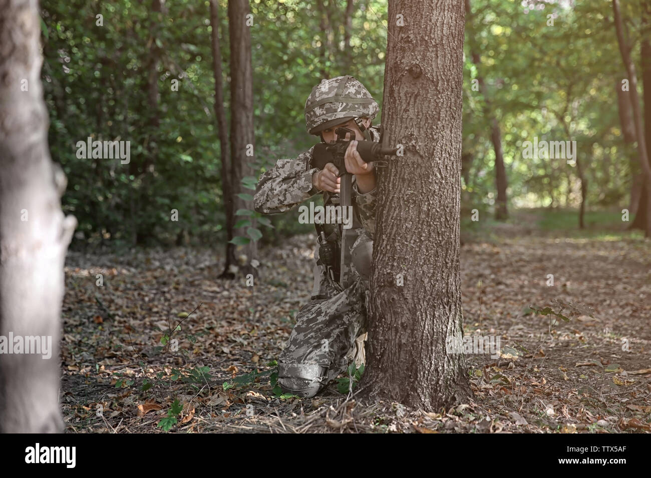 Taking aim with rifle hi-res stock photography and images - Alamy