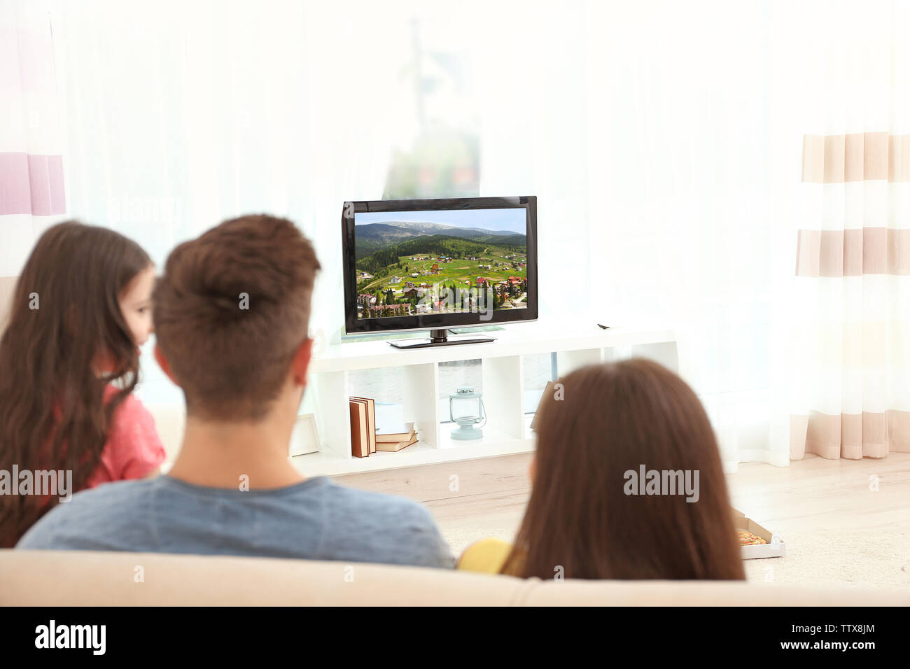 Mom daughter watching tv hi-res stock photography and images - Alamy