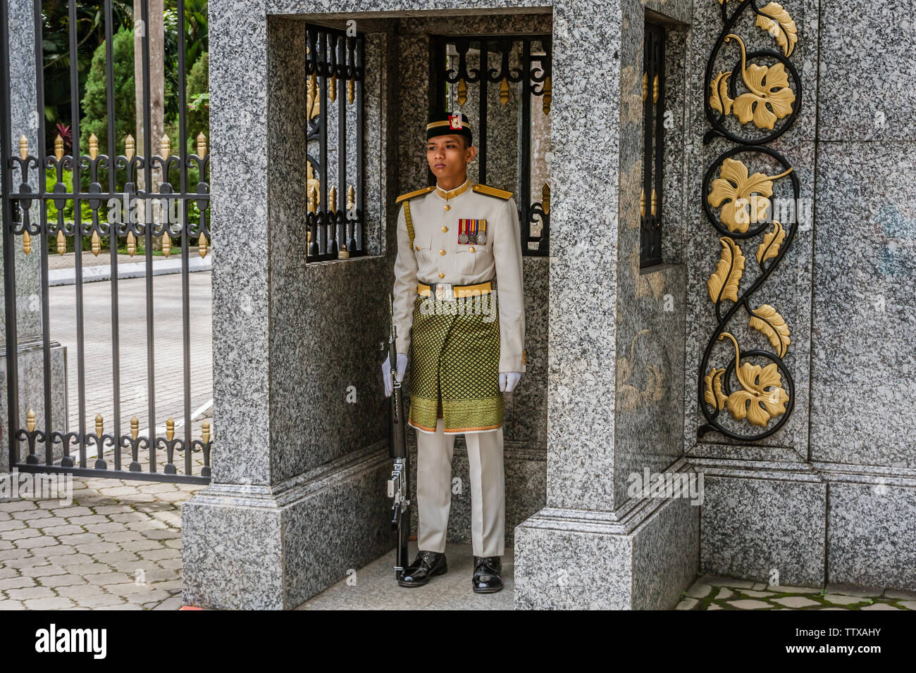 Guard entrance royal palace hi-res stock photography and images - Alamy